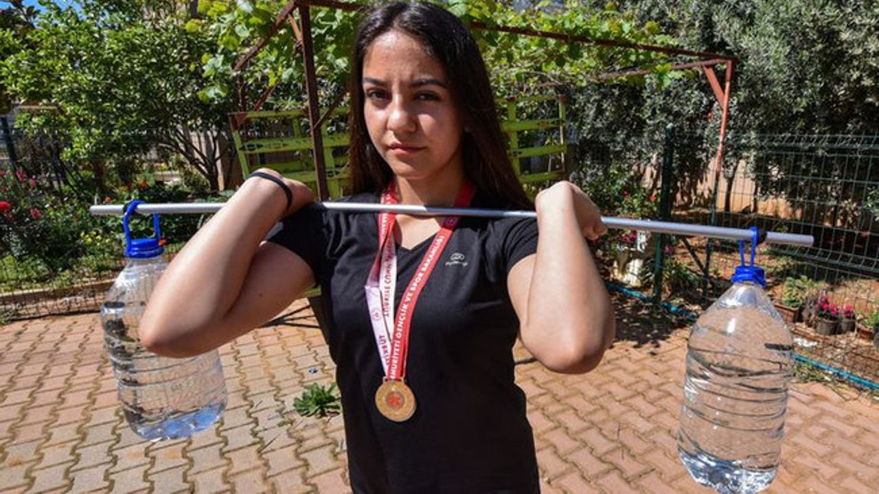 Canan Canpolat, 5 litrelik su bidonlarıyla güç depoluyor - Aydın Haber ...